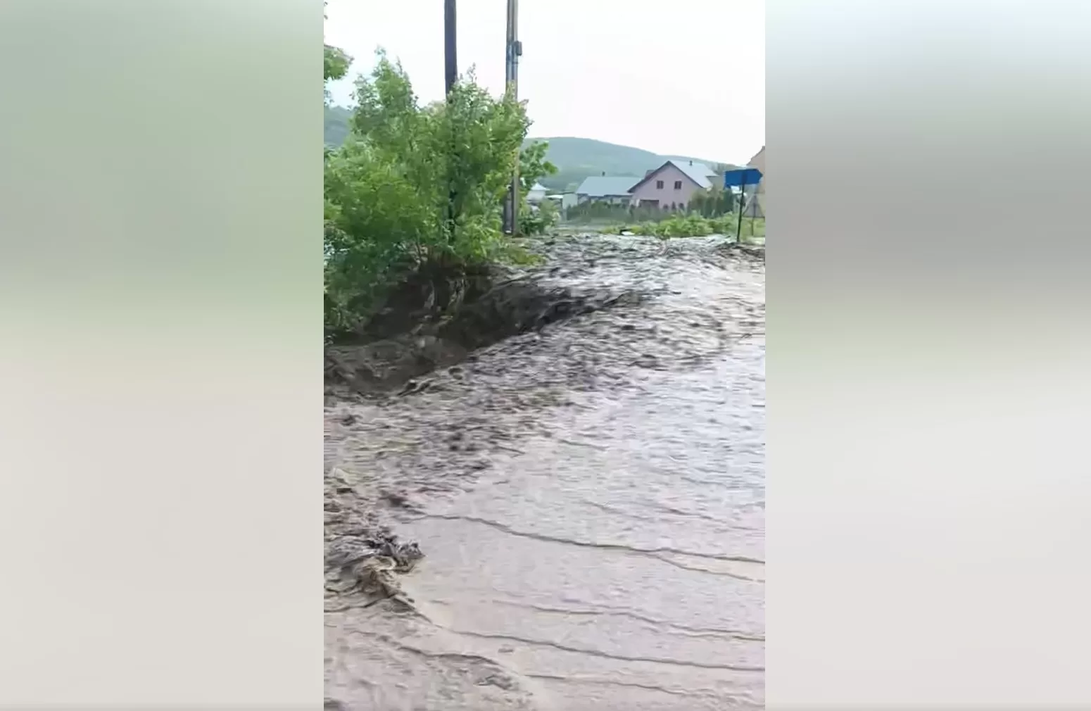 VIDEO: Furtună puternică în Bacău: DN Bacău–Vaslui blocat și case ...